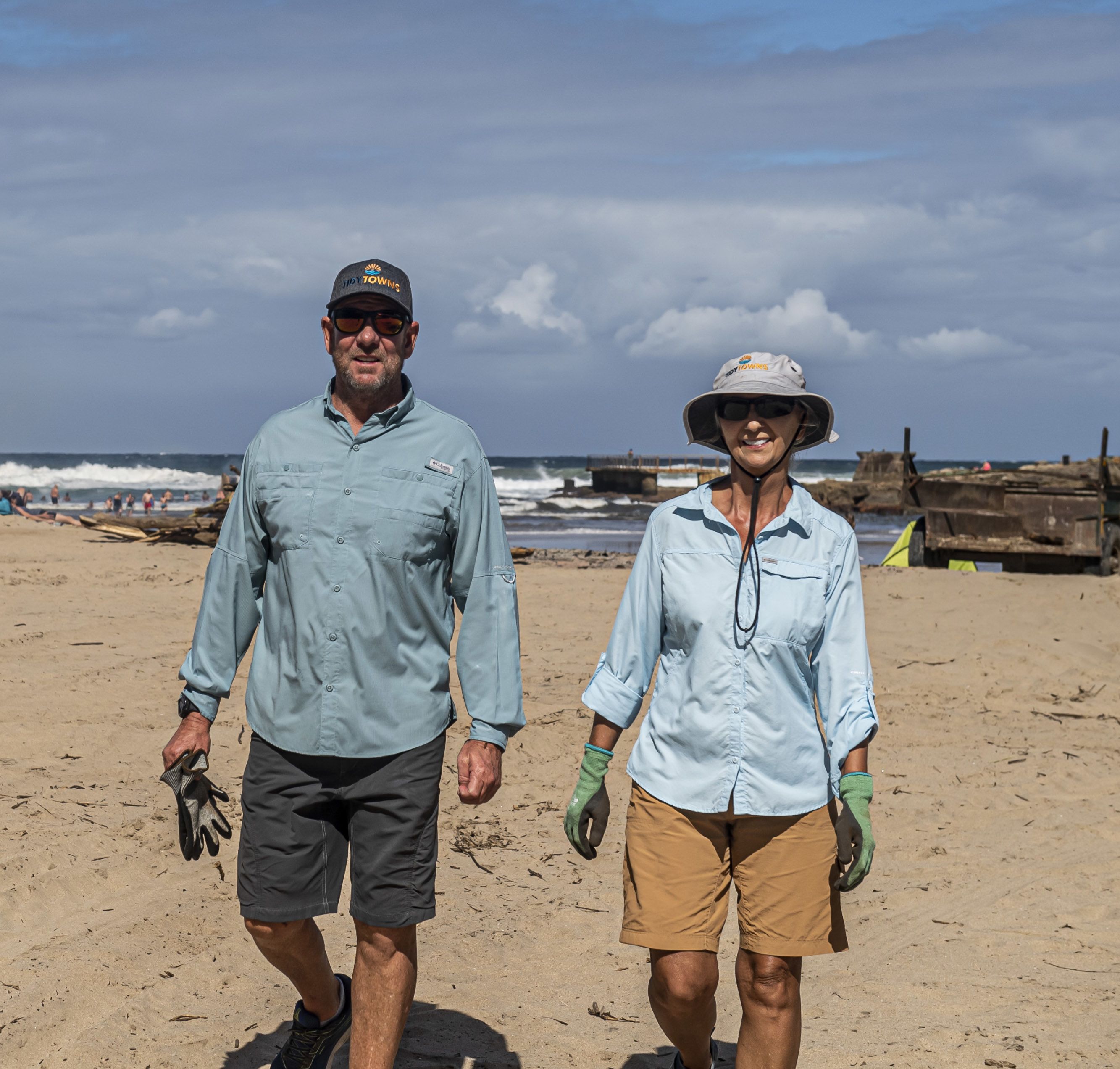 Reg en Christelle Horne, stigterslede van Tidy Towns, op Uvongo se strand.